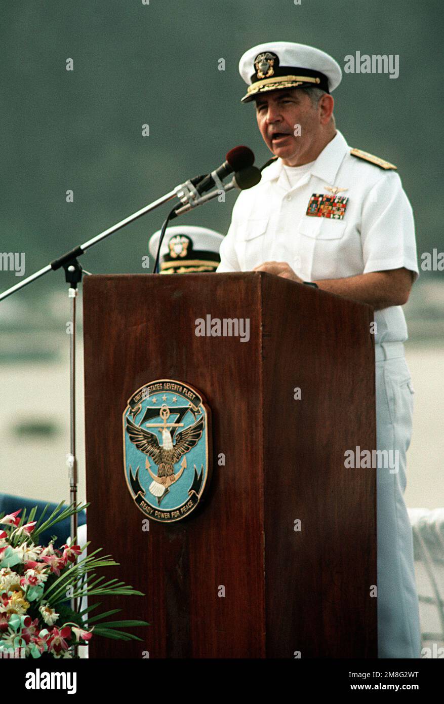 VADM Stanley R. Arthur, commandant, États-Unis Septième flotte, parle ...