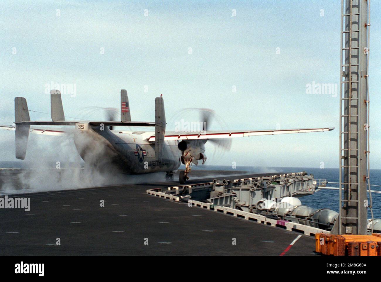 Un avion Greyhound C-2A du Fleet Logistic support Squadron 30 (VRC-30 ...