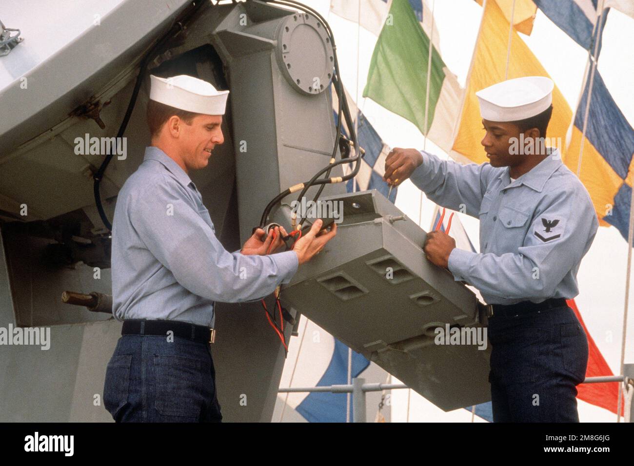 Deux marins ajustent le radar de contrôle des incendies SPG-62 à bord ...