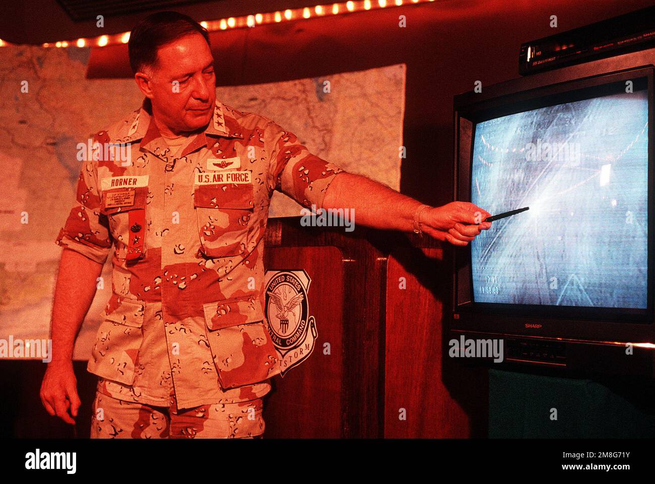 LT. GÉN. Charles A. Horner, commandant des forces aériennes du ...