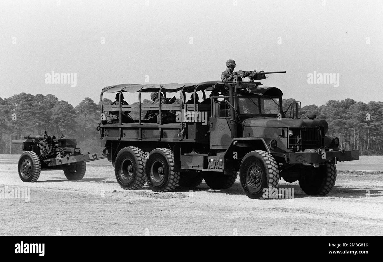 Un camion de 5 tonnes, équipé d'une mitrailleuse 50mm montée sur le ...