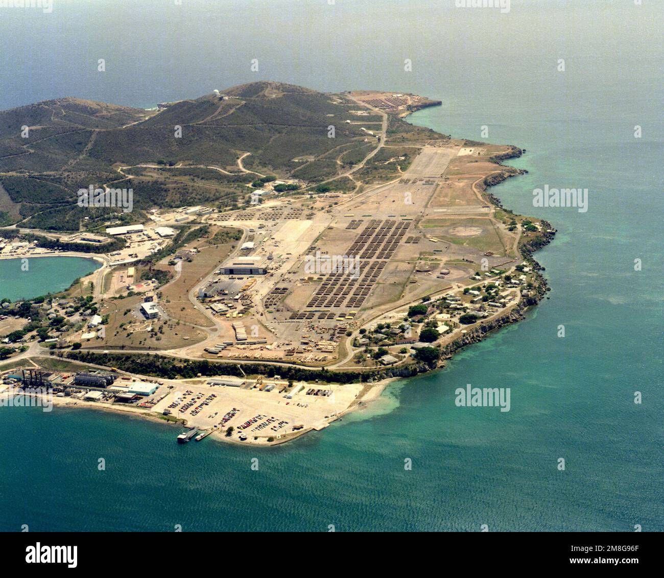 Une vue aérienne de la ville de la tente érigée sur une piste ...