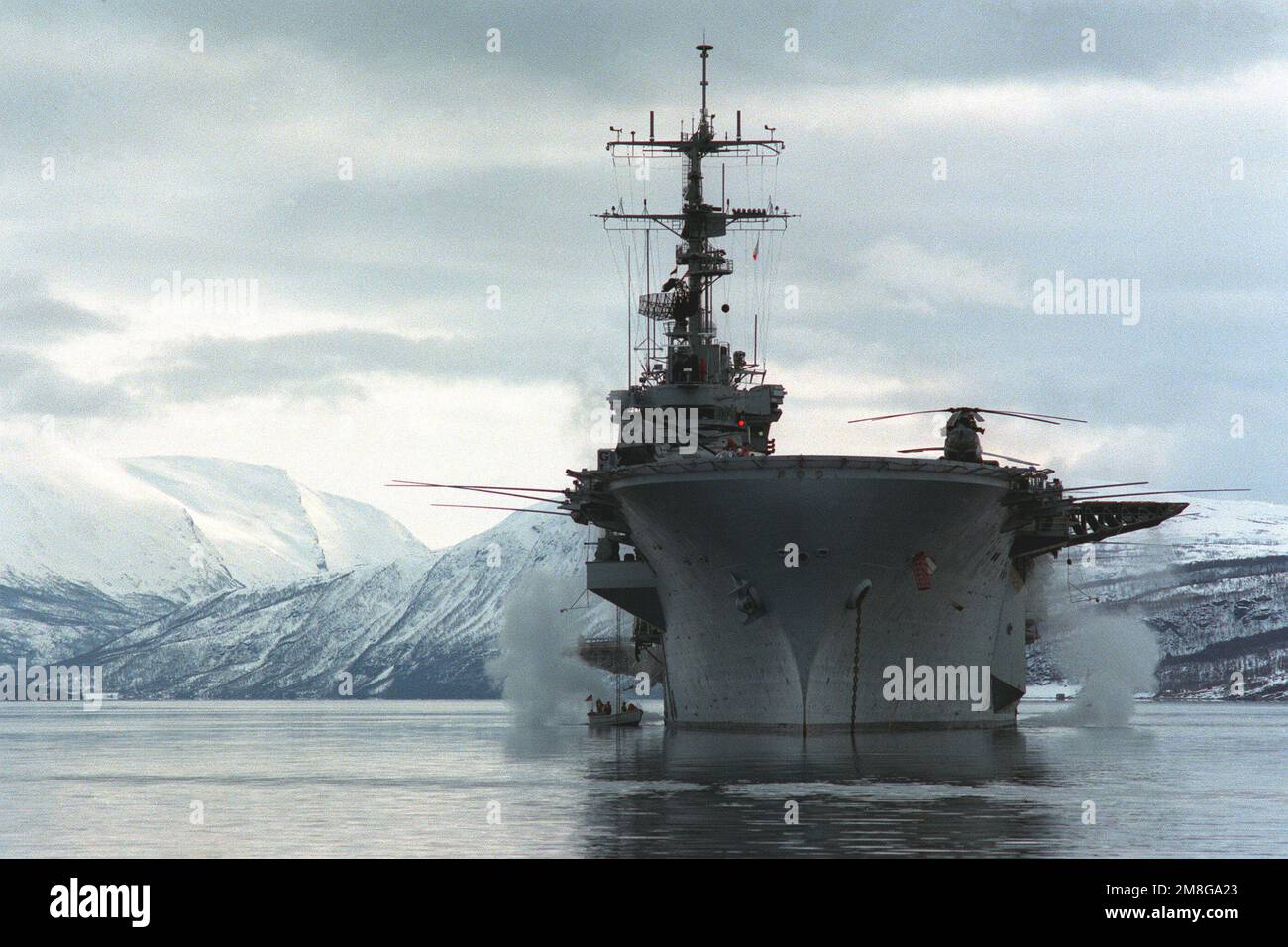 Une vue en arc du navire d'assaut amphibie USS GUADALCANAL (LPH-7) à l ...