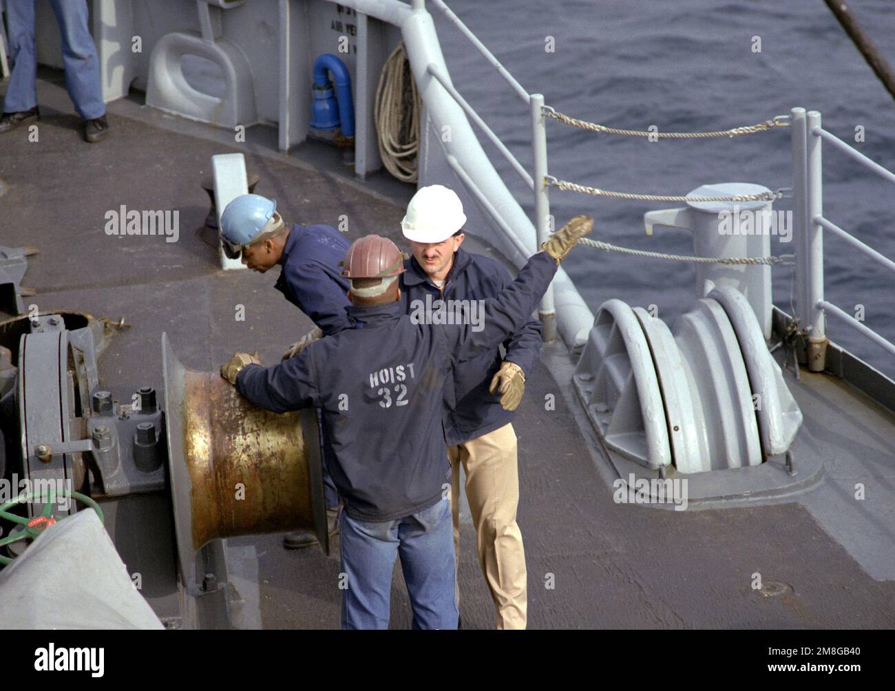 Les membres de l'équipage se confèrent sur le pont alors que le navire ...