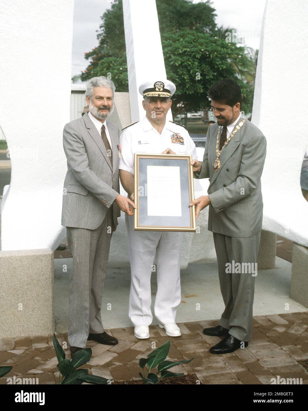 VADM Stanley R. Arthur, commandant de la septième flotte, présente une ...