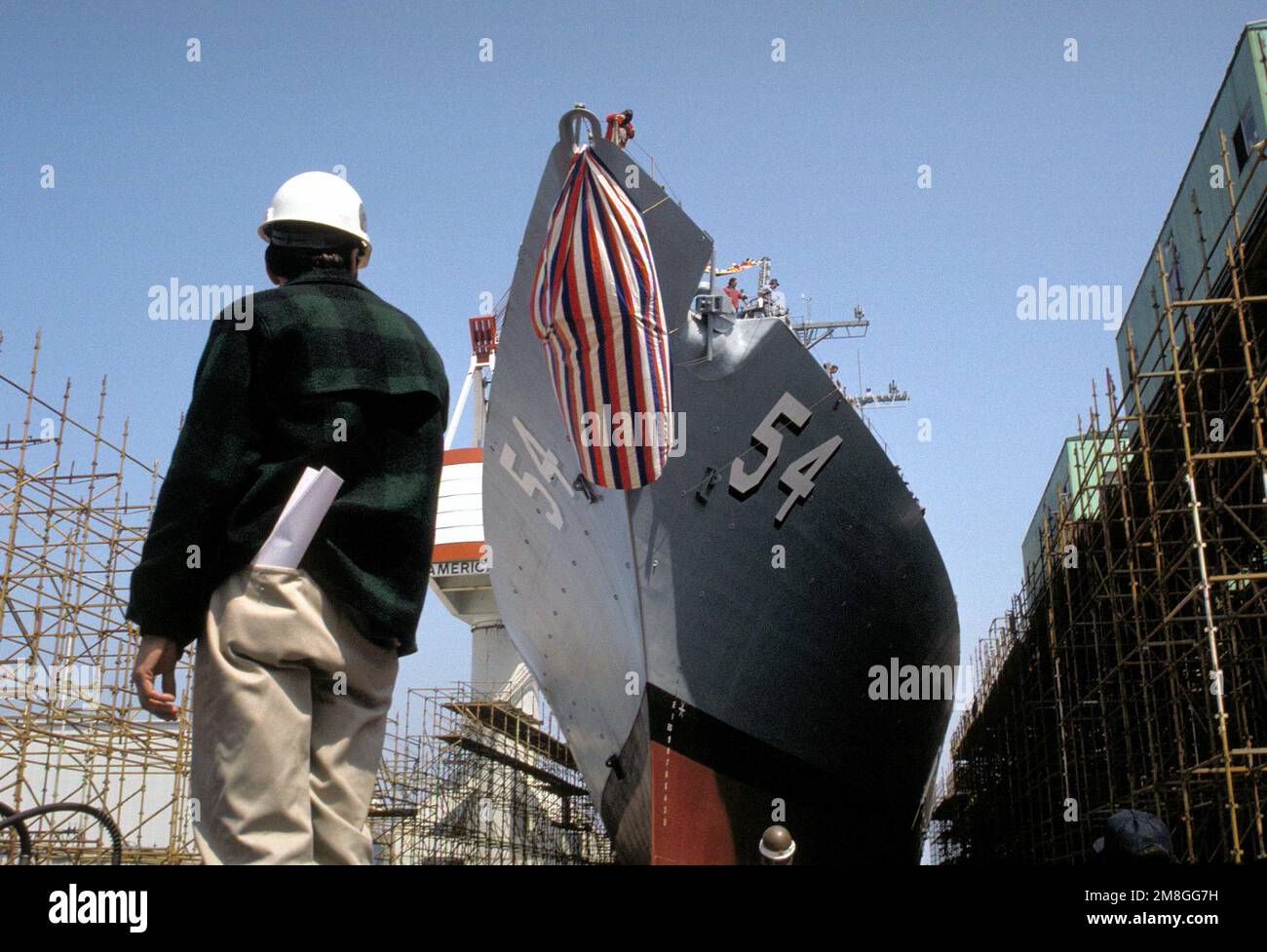 Une vue en arc du destroyer guidé CURTIS WILBUR (DDG-54) juste avant ...
