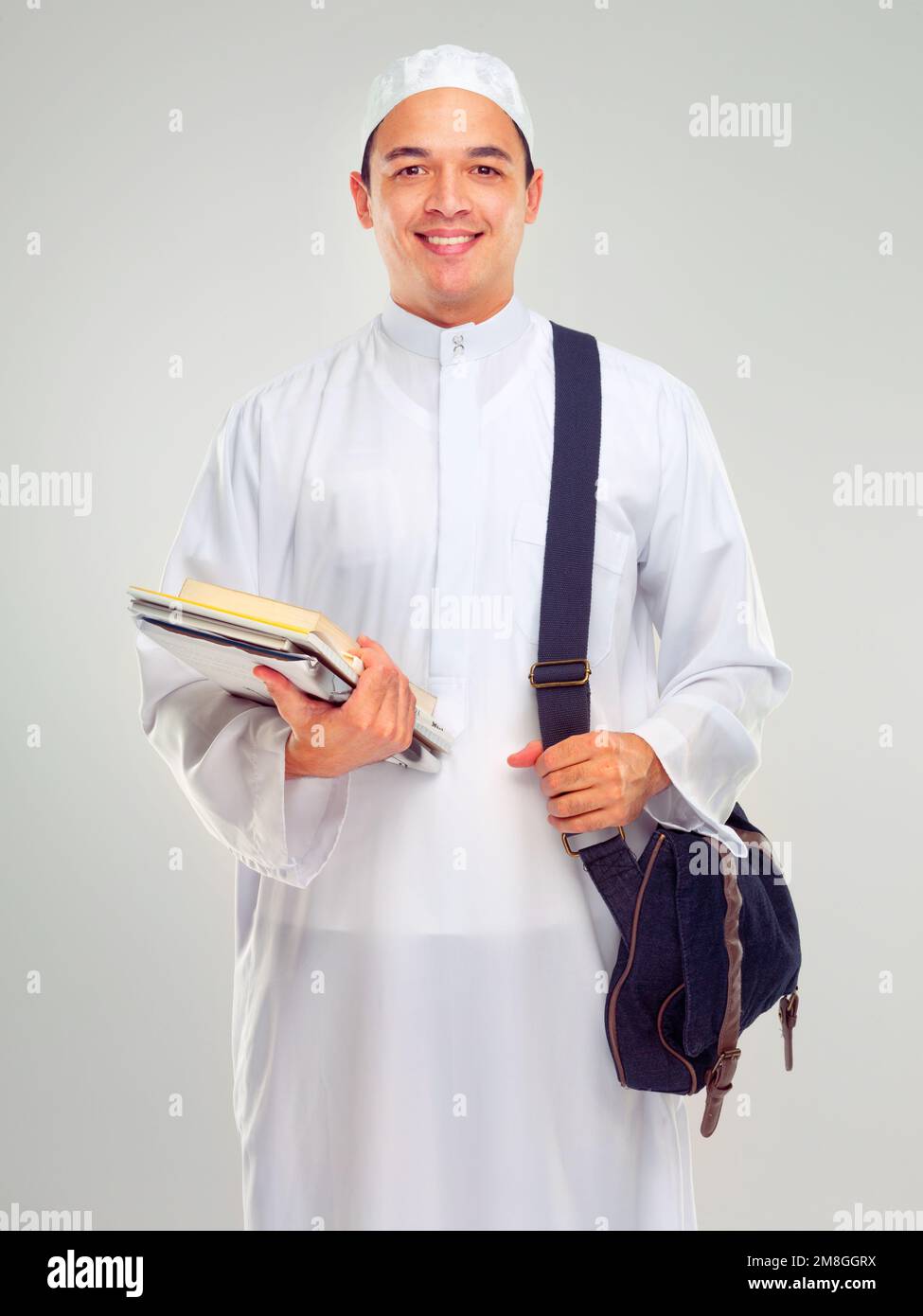 Homme musulman, étudiant islamique et prêt à étudier, adorer ou éduquer ...