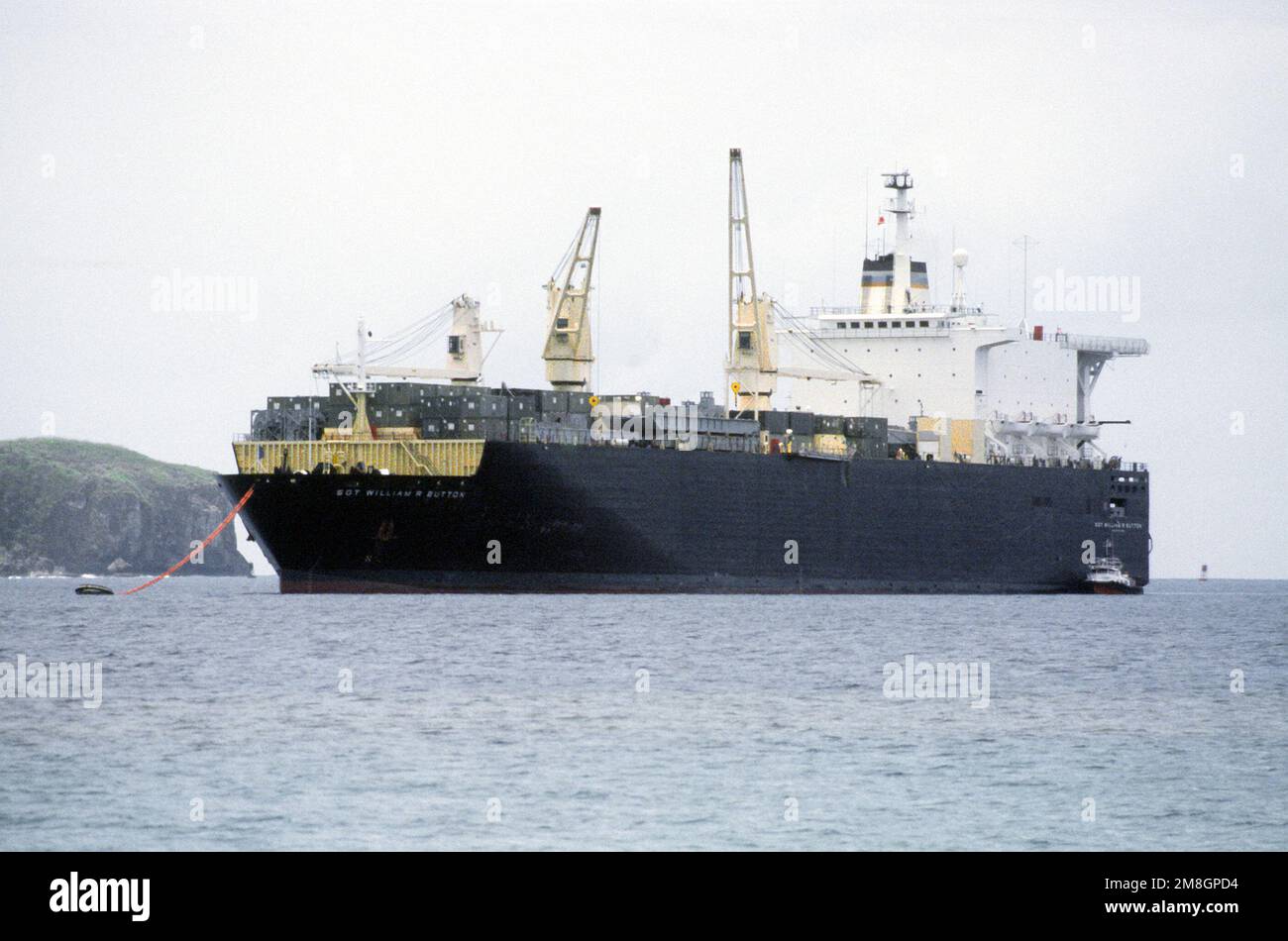 Le navire de prépositionnement maritime SGT WILLIAM R. BUTTON (T-AK ...