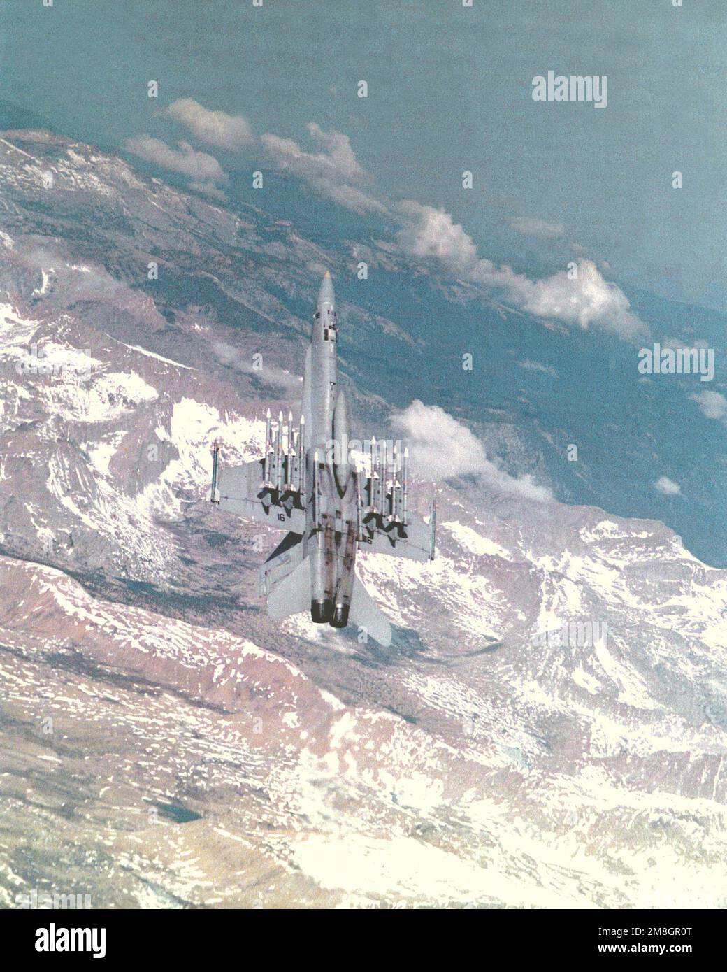 Vue de dessous d'un avion de l'escadron 4 (VX-4) F/A-18C Hornet en vol ...