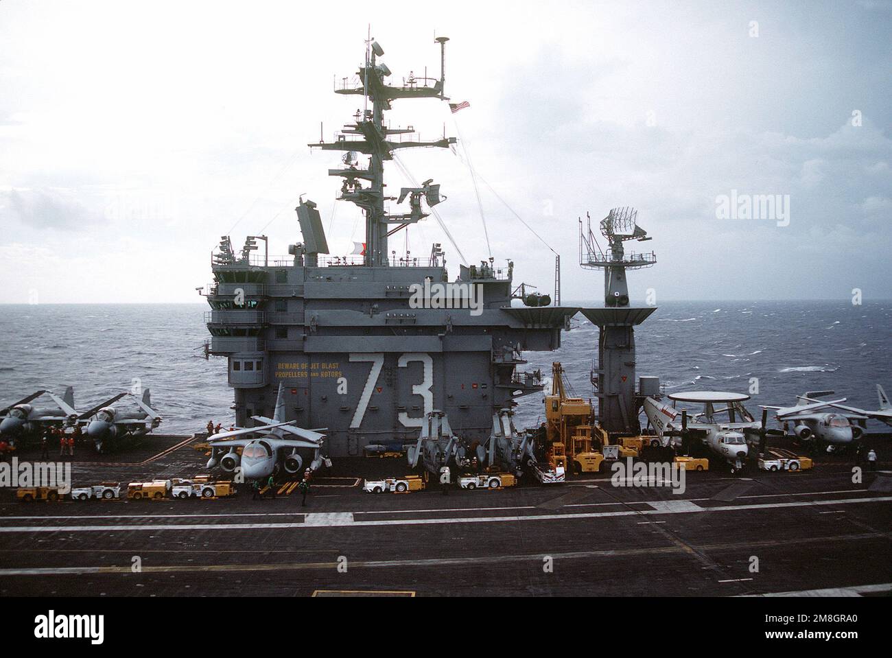 Vue de l'île du porte-avions à propulsion nucléaire USS GEORGE ...