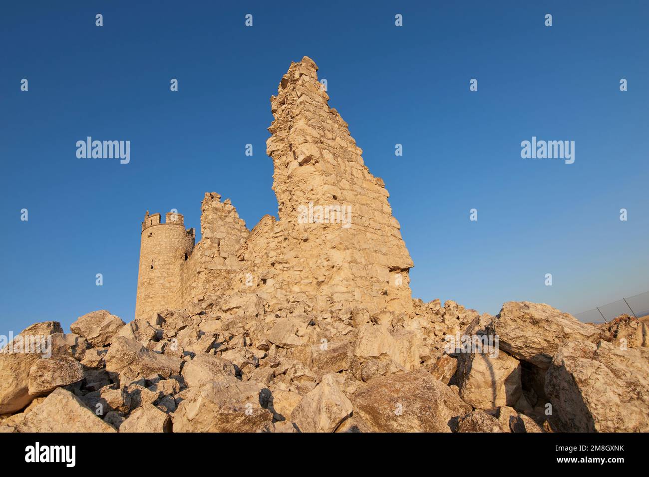 Château de Caudilla en ruines dans un champ ensoleillé au coucher du ...