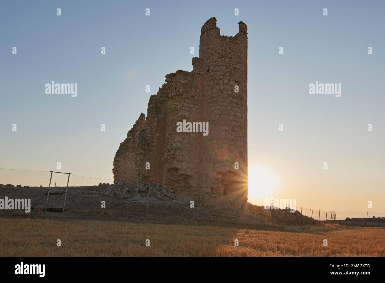 Château de Caudilla en ruines dans un champ avec des rayons du soleil ...