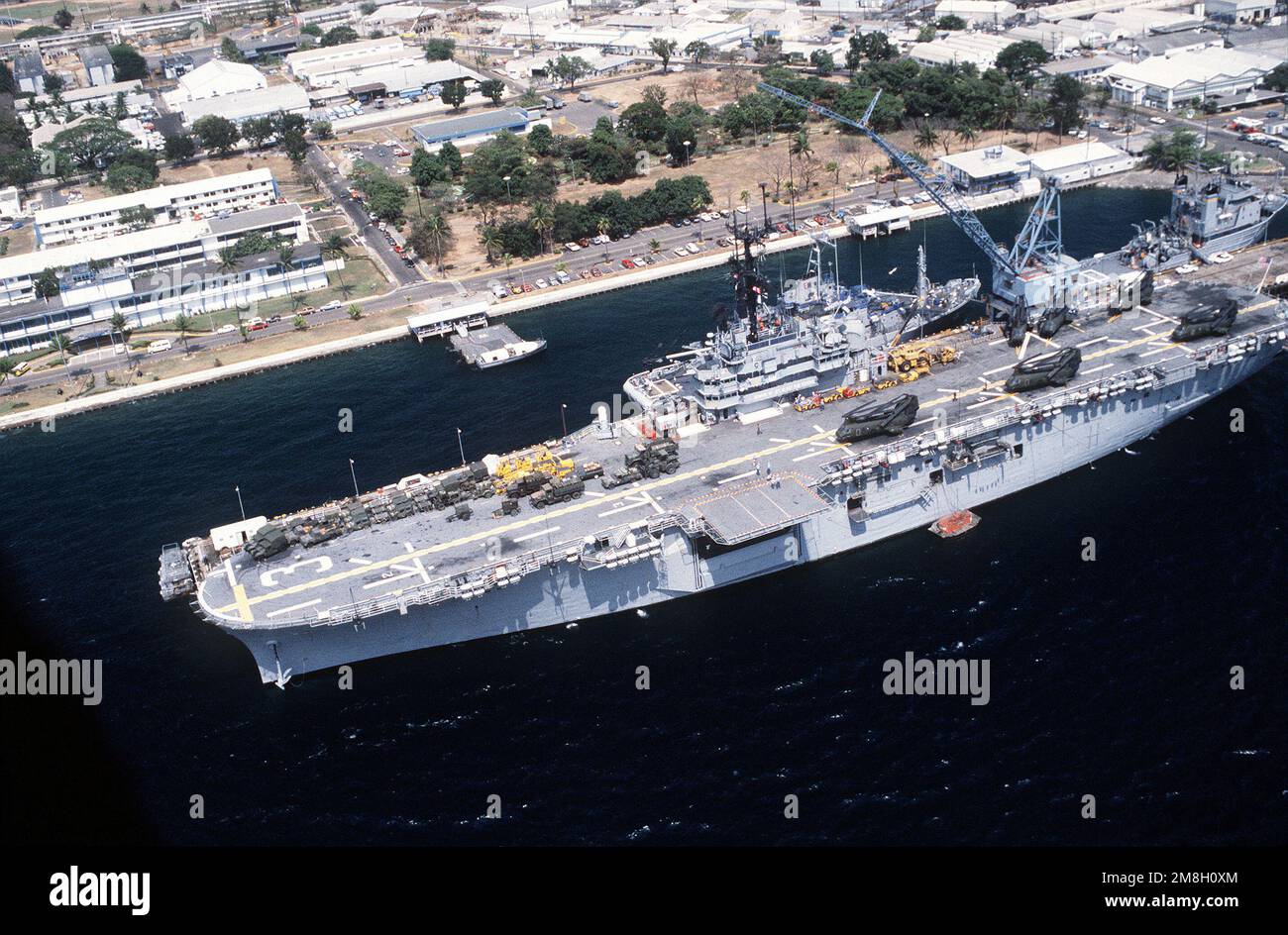 Vue sur l'arc du port du navire d'assaut amphibie USS OKINAWA (LPH-3) amarré à un quai. Base ...