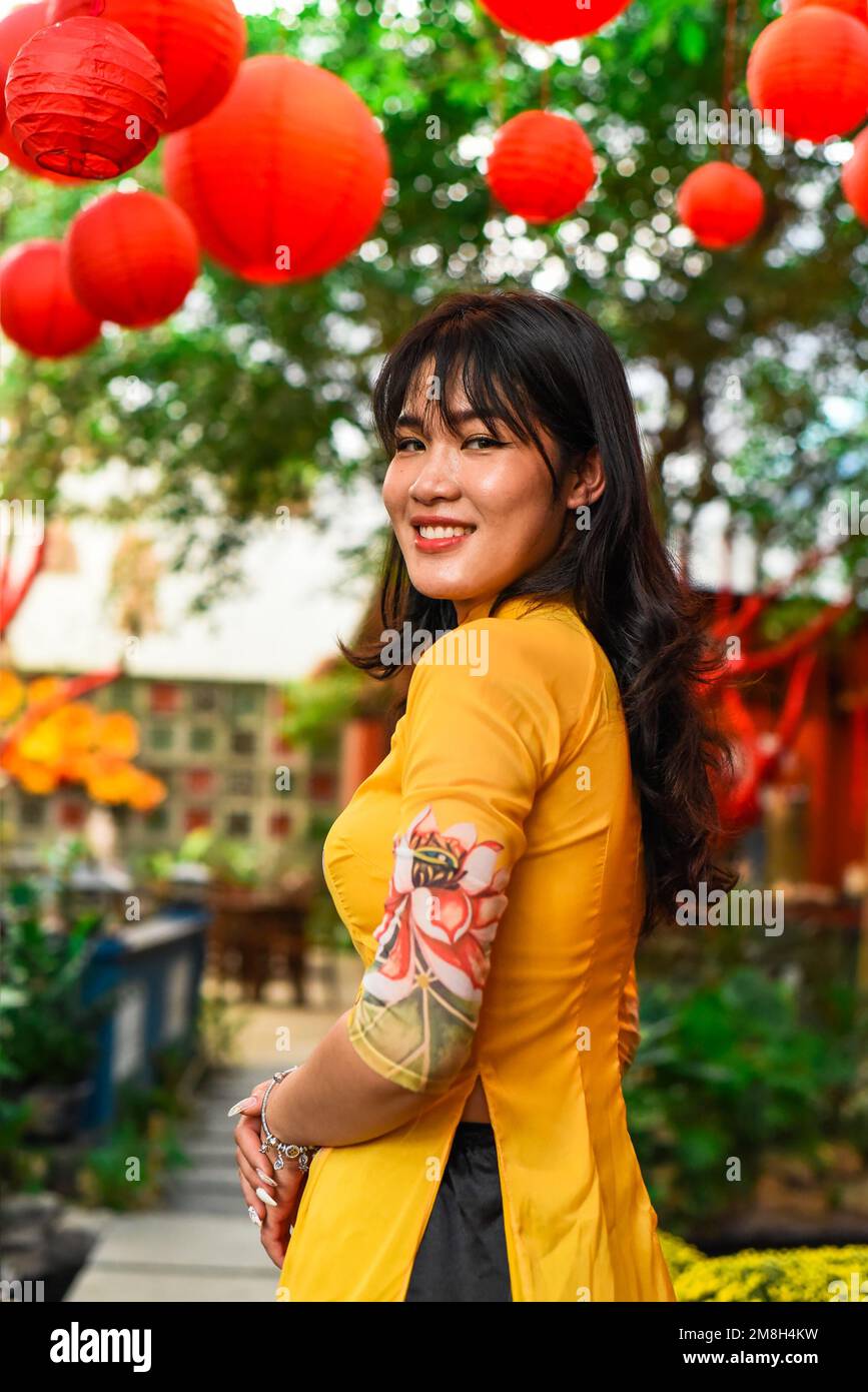 Belle Femme Vietnamienne Dans La Robe Traditionnelle Vietnamienne Près Des Lanternes Rouges Dans