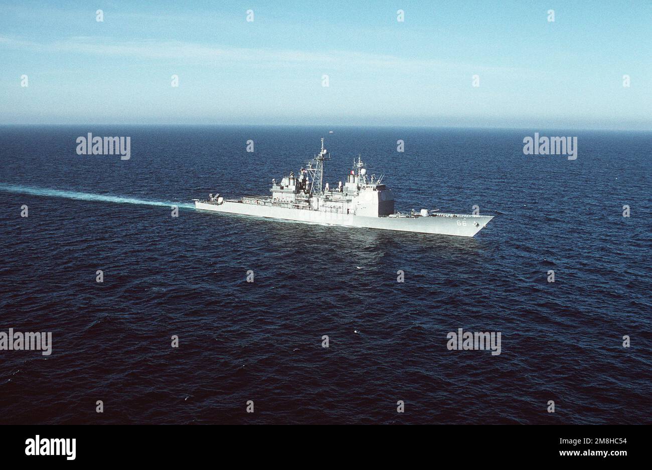 Vue aérienne de l'arc à tribord du croiseur de missiles guidé USS HUE ...