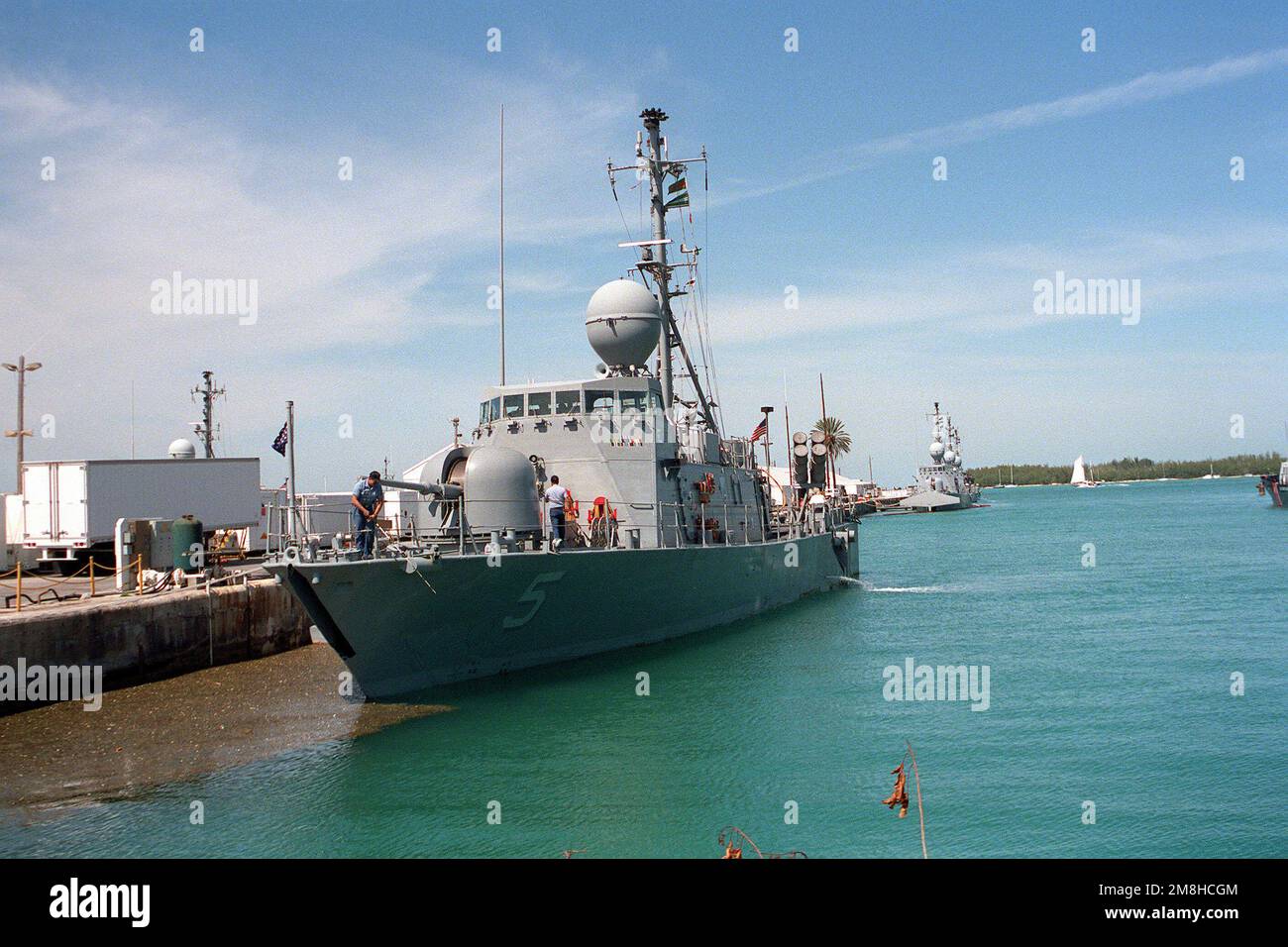 Une vue de l'avant-port du missile hydroptère USS ARIES (PHM-5) de ...