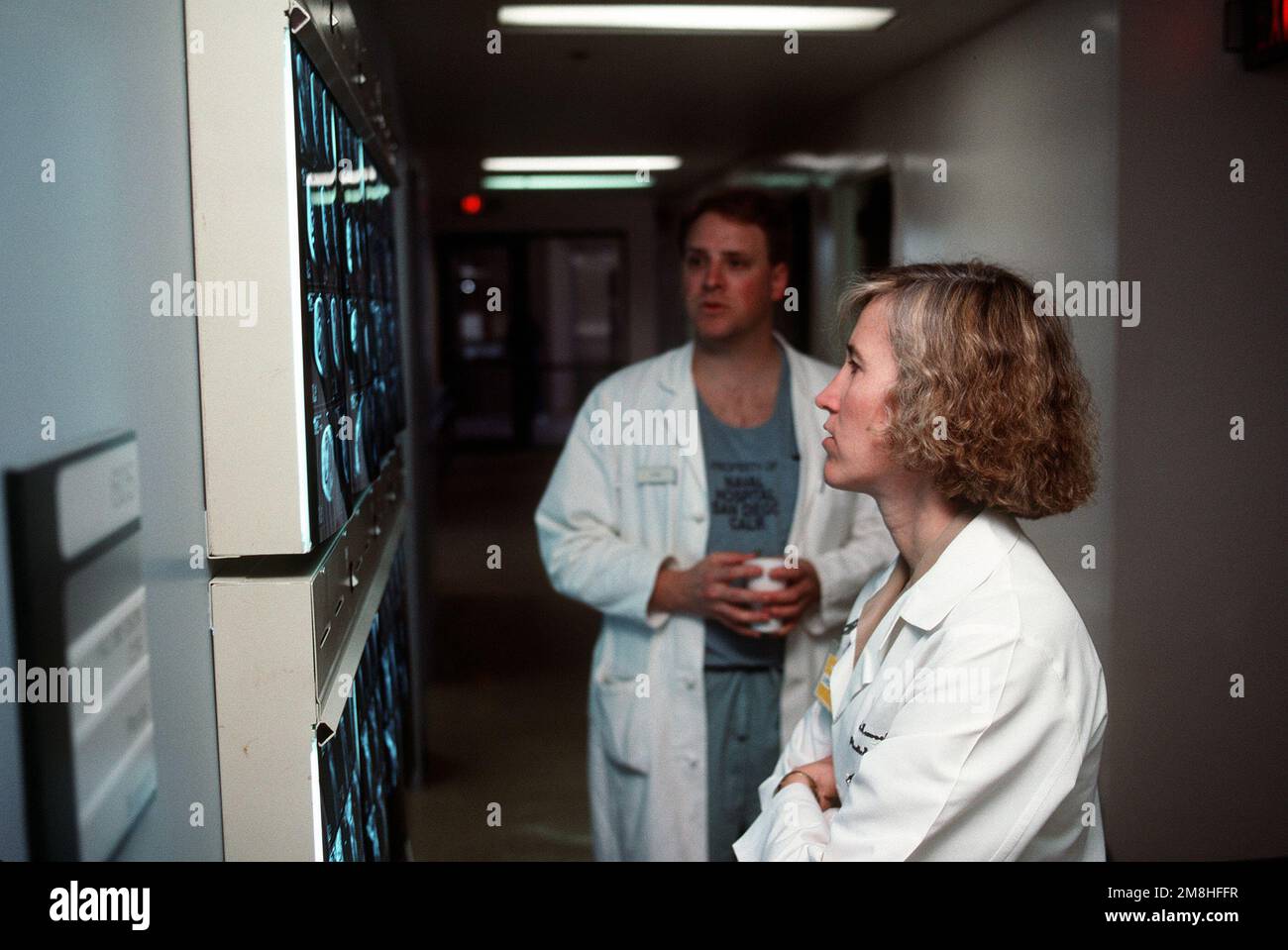 LT. CMDR. (Dr) Susan Kaweski et LT. (Dr) Mel Payne étudie les résultats ...