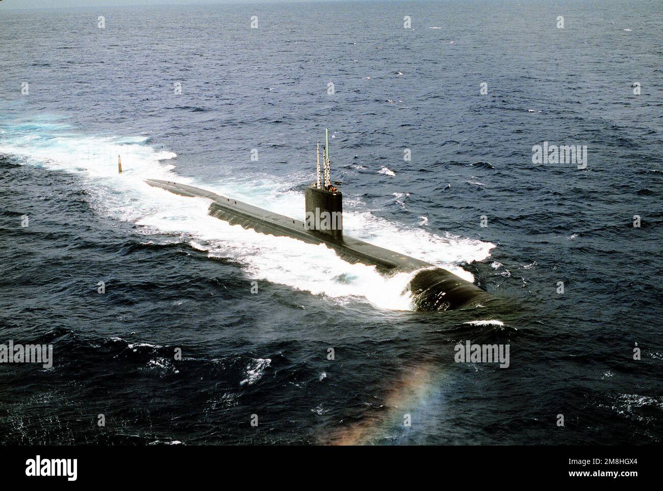 Une vue aérienne à tribord de l'arc du sous-marin d'attaque nucléaire ...