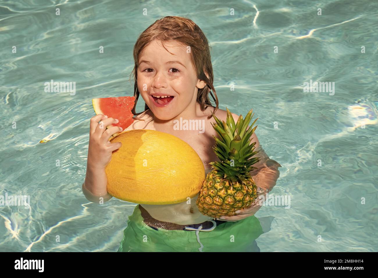 Enfant Dans La Piscine Jouant Dans Leau Dété Vacances Et Voyages