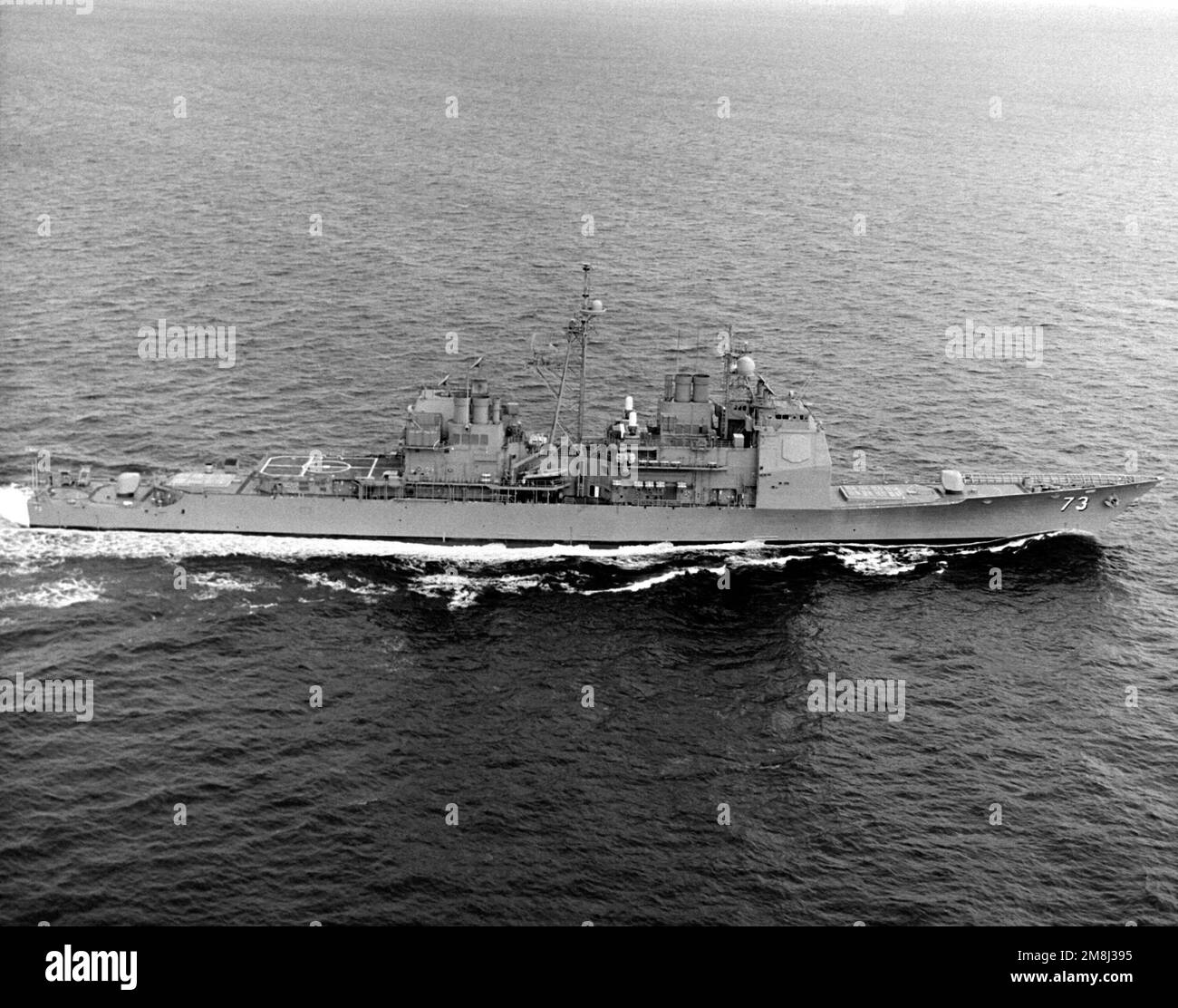 Vue latérale à tribord oblique élevée du croiseur de missiles guidé USS ...