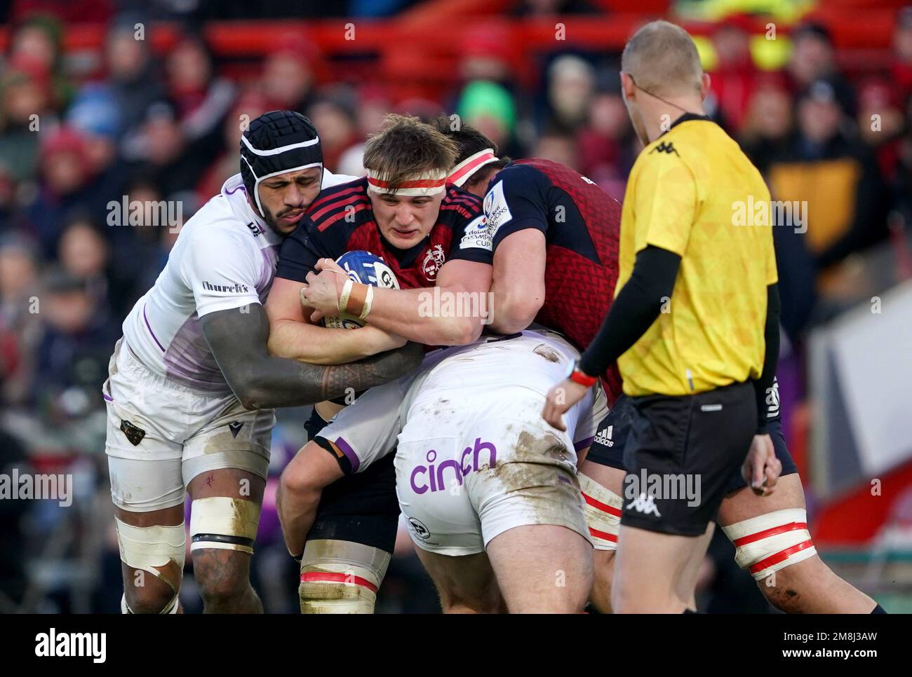 Le Gavin Coombes de Munster (au centre) est attaqué par les Courtney ...
