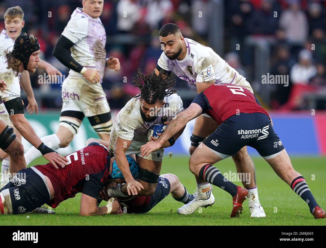Le Lewis Ludlam (au centre) de Northampton Saints est attaqué par le ...