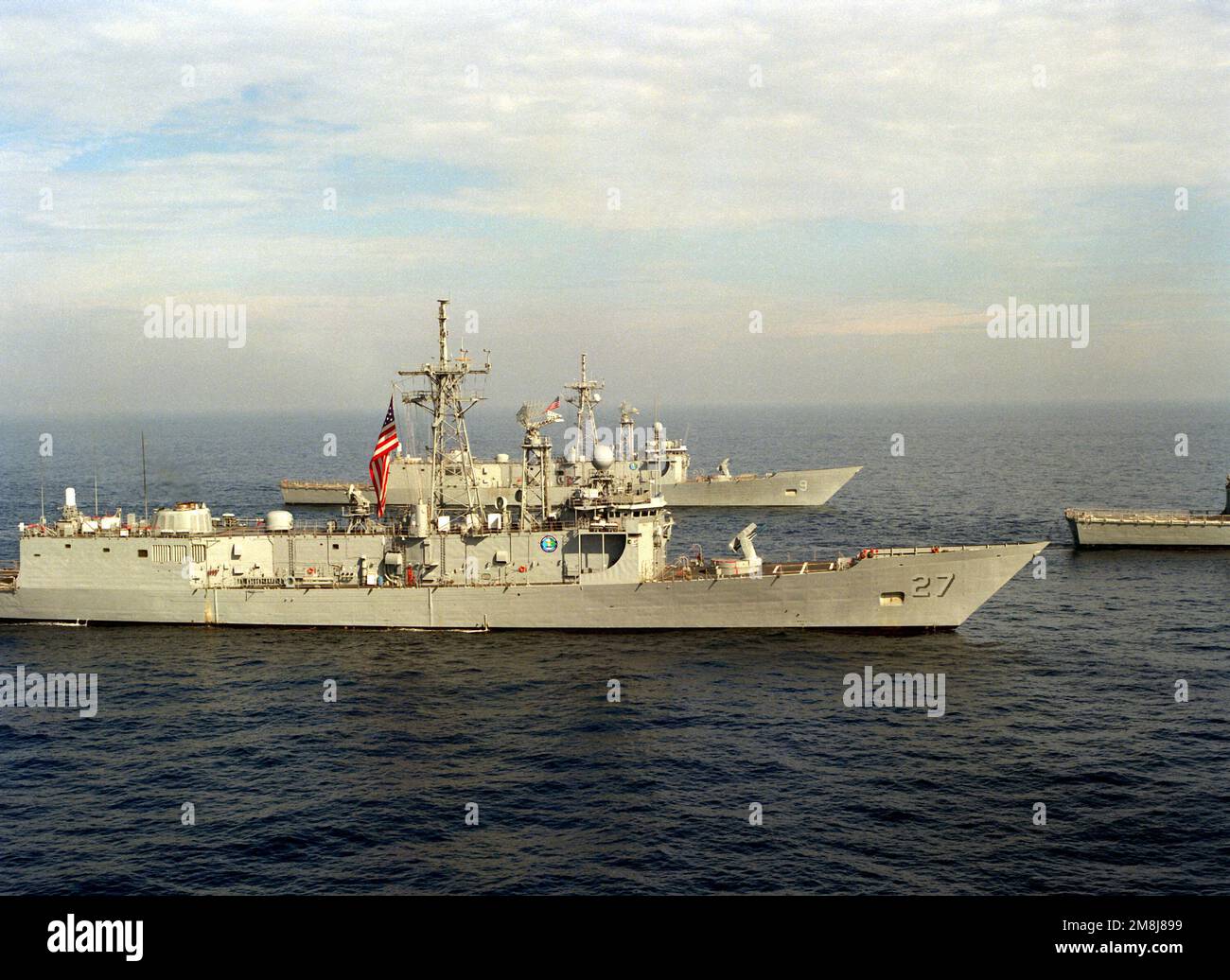 Destroyer Squadron One (DesRonOne) en formation au large de la côte de ...