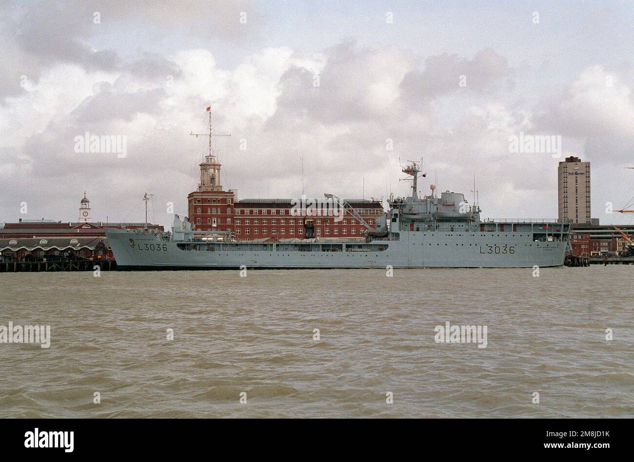 Vue du côté du port du navire-citerne HMS SIR PERCIVALE (L-3036) relié ...