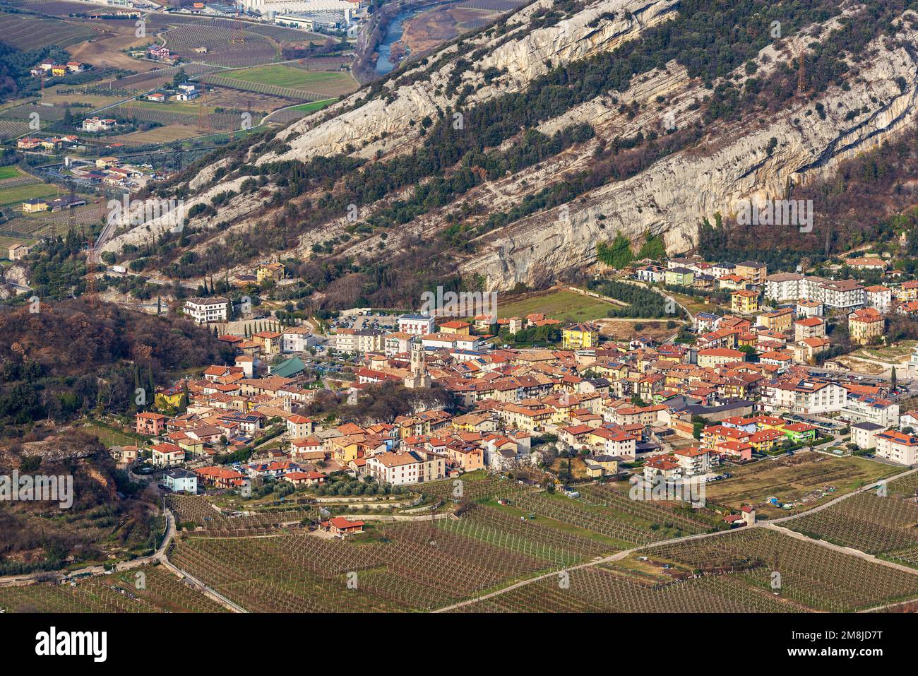 Vue aérienne du petit village de Nago-Torbole vue de la chaîne de ...