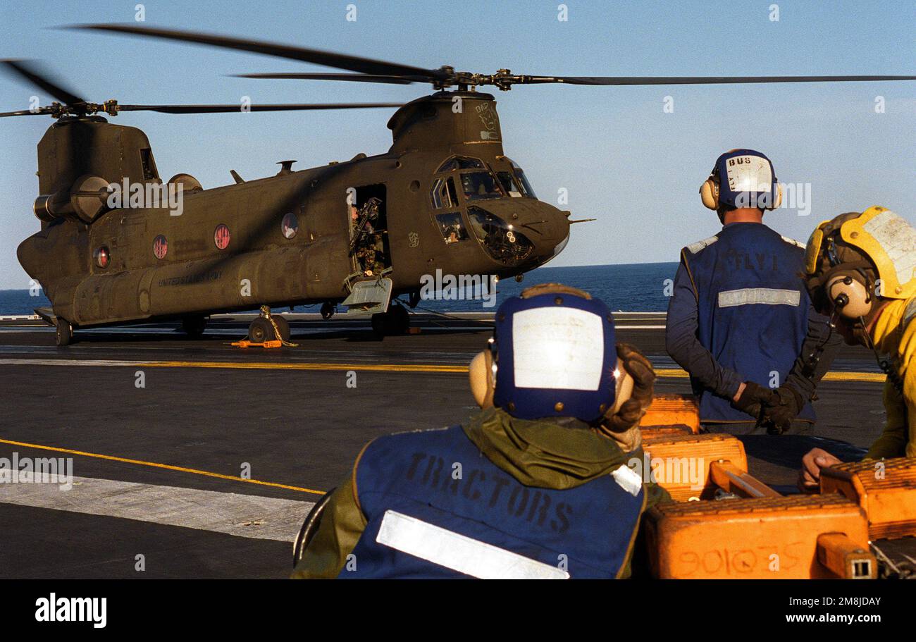 Le personnel de la plate-forme de vol est en veille pendant que l ...