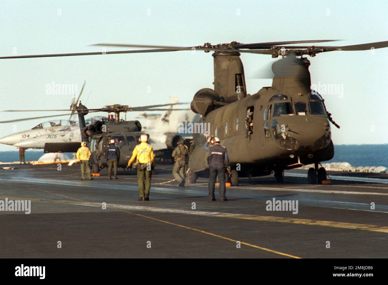 Le personnel du pont de vol et les équipages d'hélicoptères effectuent ...
