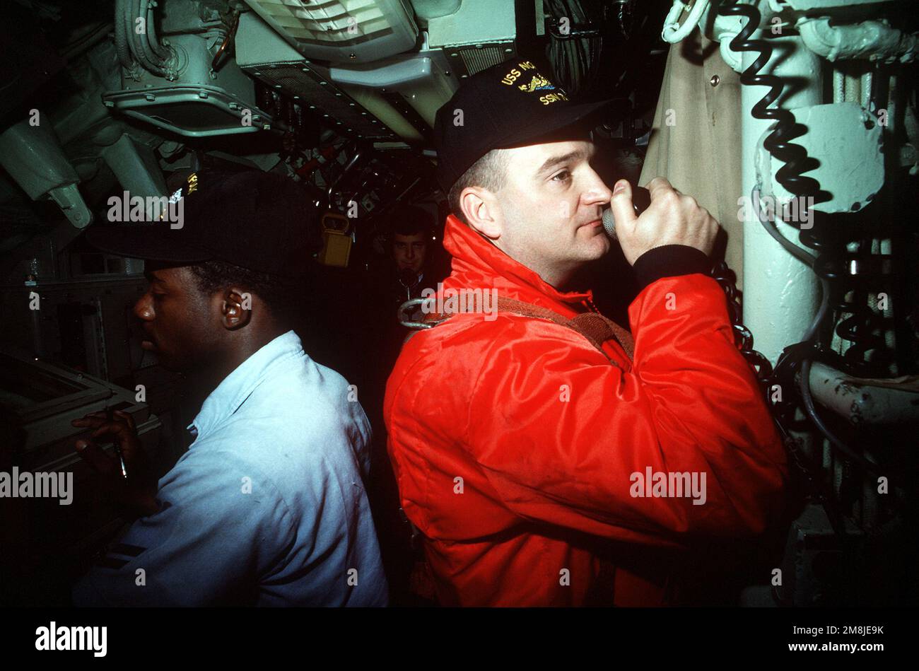 LCDR. Tim Mulcare utilise le lien de communication des navires pour ...