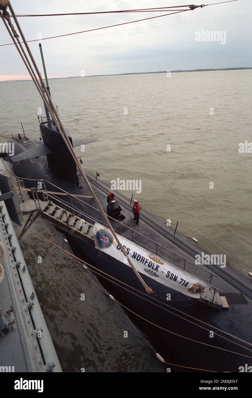 Vue depuis le câble sous-marin USS FRANK (AS-40) du sous-marin d ...