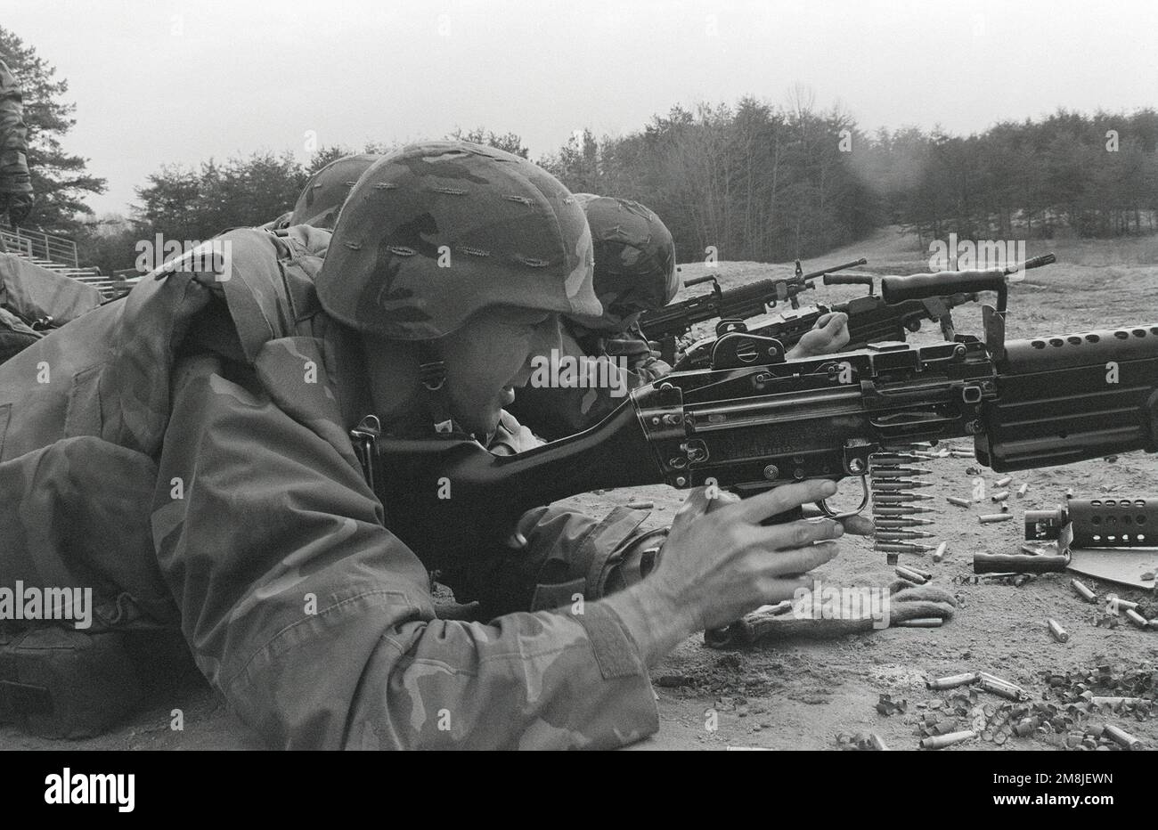 L'Adjudant Fred Newlin de l'USMC tire un canon à machines M60 en ...
