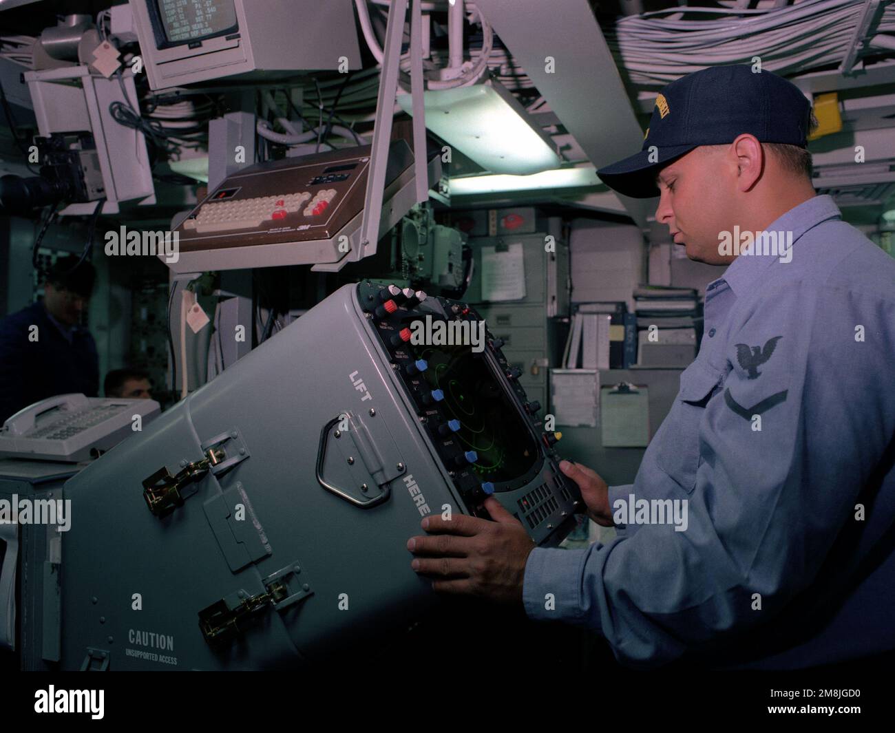 Aerographer Third Class (AG3) Derrick Goude surveille l'oscilloscope du ...