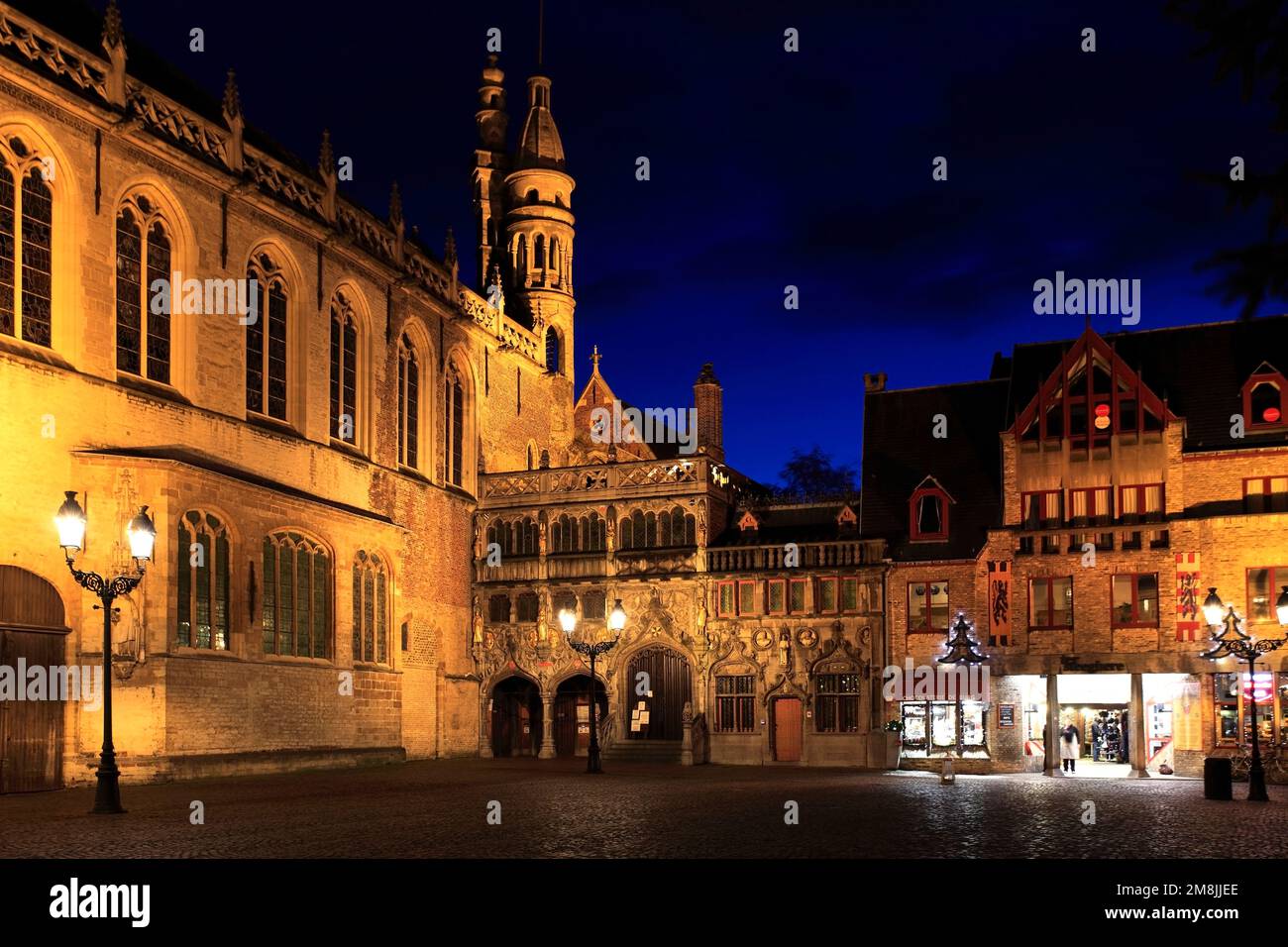 Détails extérieurs sur la basilique de l'église Saint-sang, place Burg ...