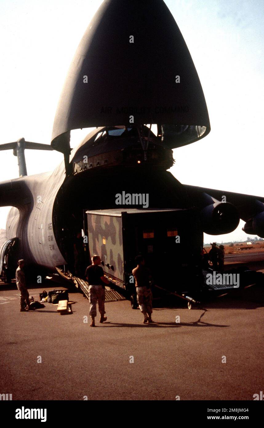 L'équipement TALCE (Tatatical Airlift Control Element) de l'aile 436th ...