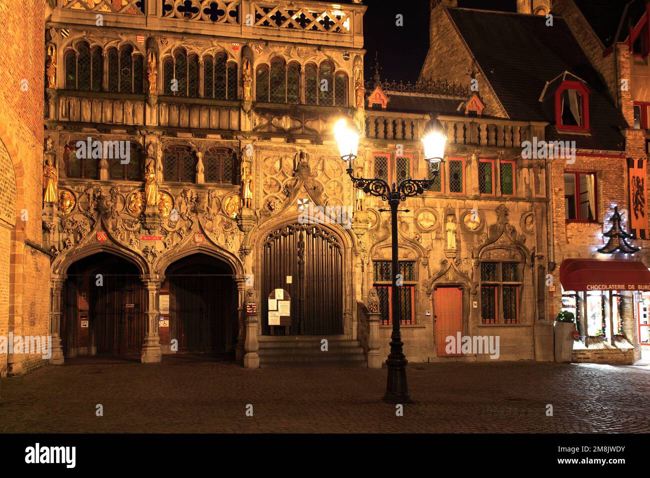 Détails extérieurs sur la basilique de l'église Saint-sang, place Burg ...