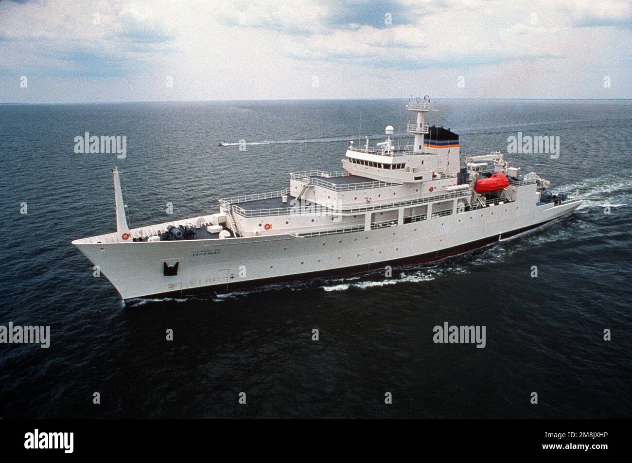 Une vue de l'avant-port du navire de surveillance du Commandement militaire du Seallift USNS ...