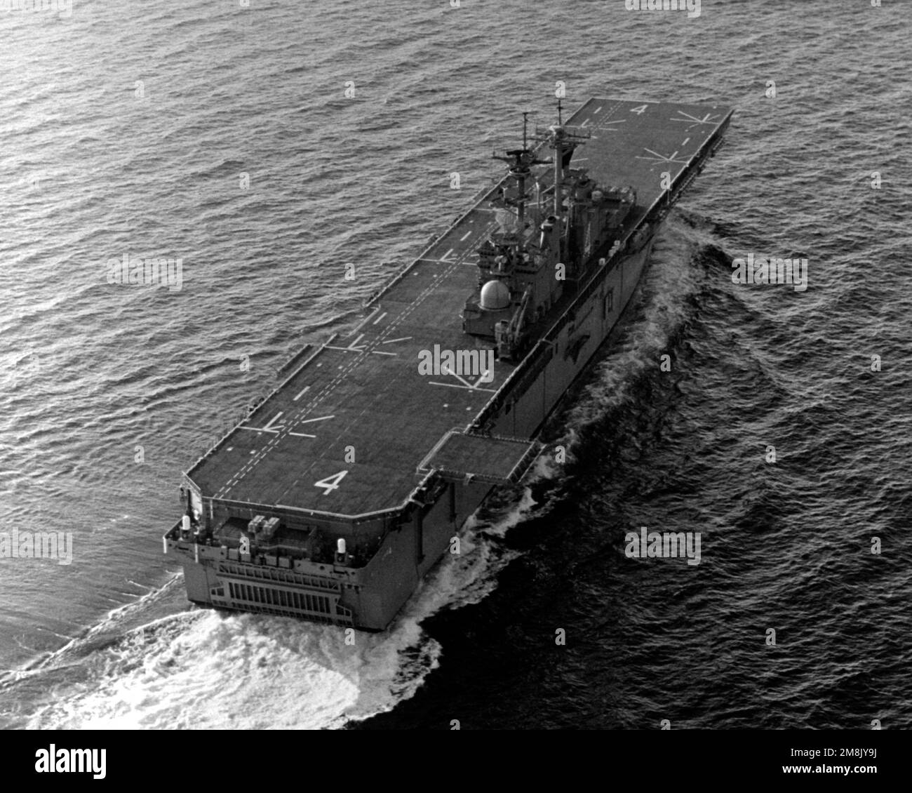 Une vue aérienne de la poupe oblique élevée du navire d'assaut amphibie ...