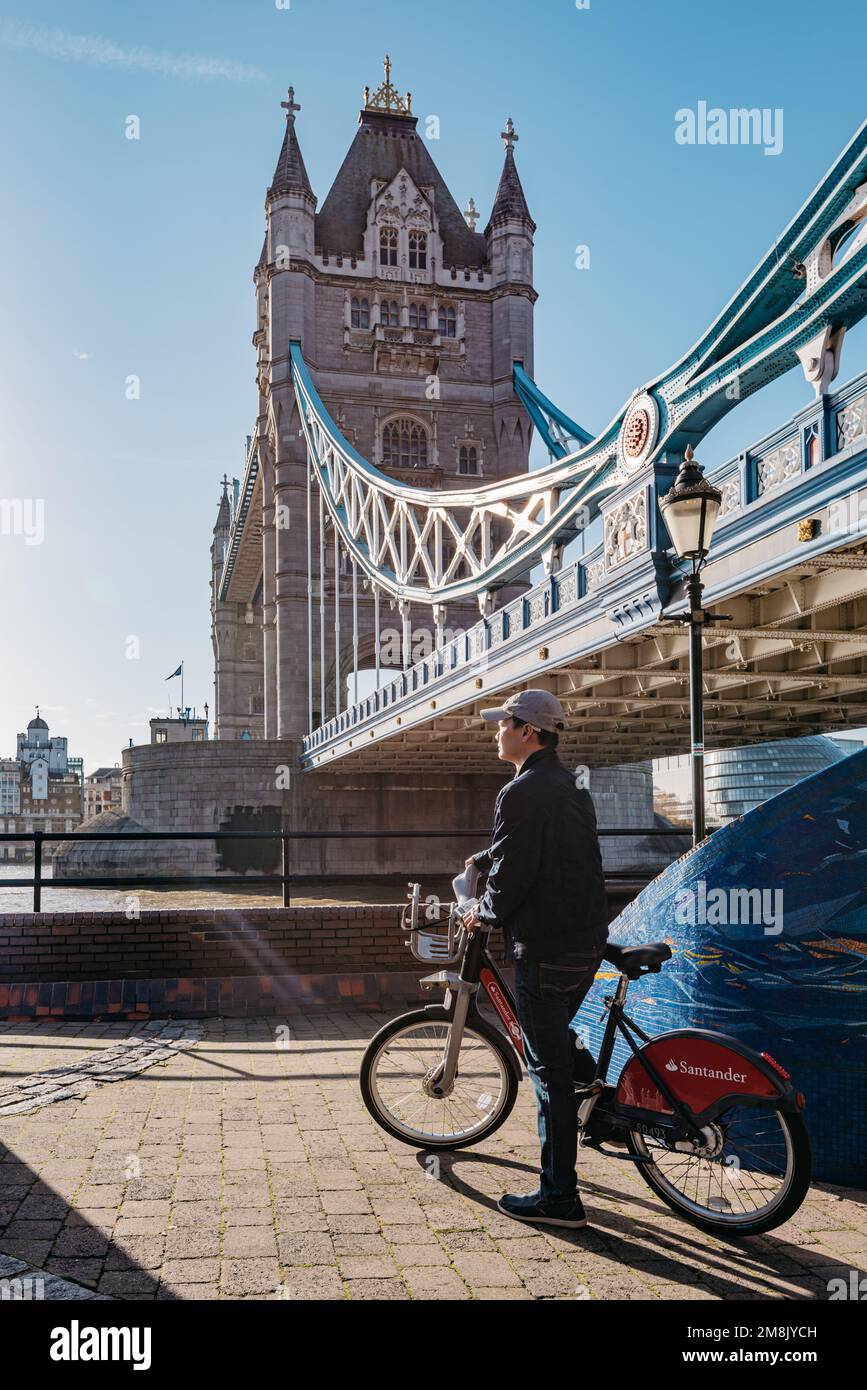 Vue sur le Tower Bridge de Londres depuis la promenade sur la Tamise, près de la piscine de ...
