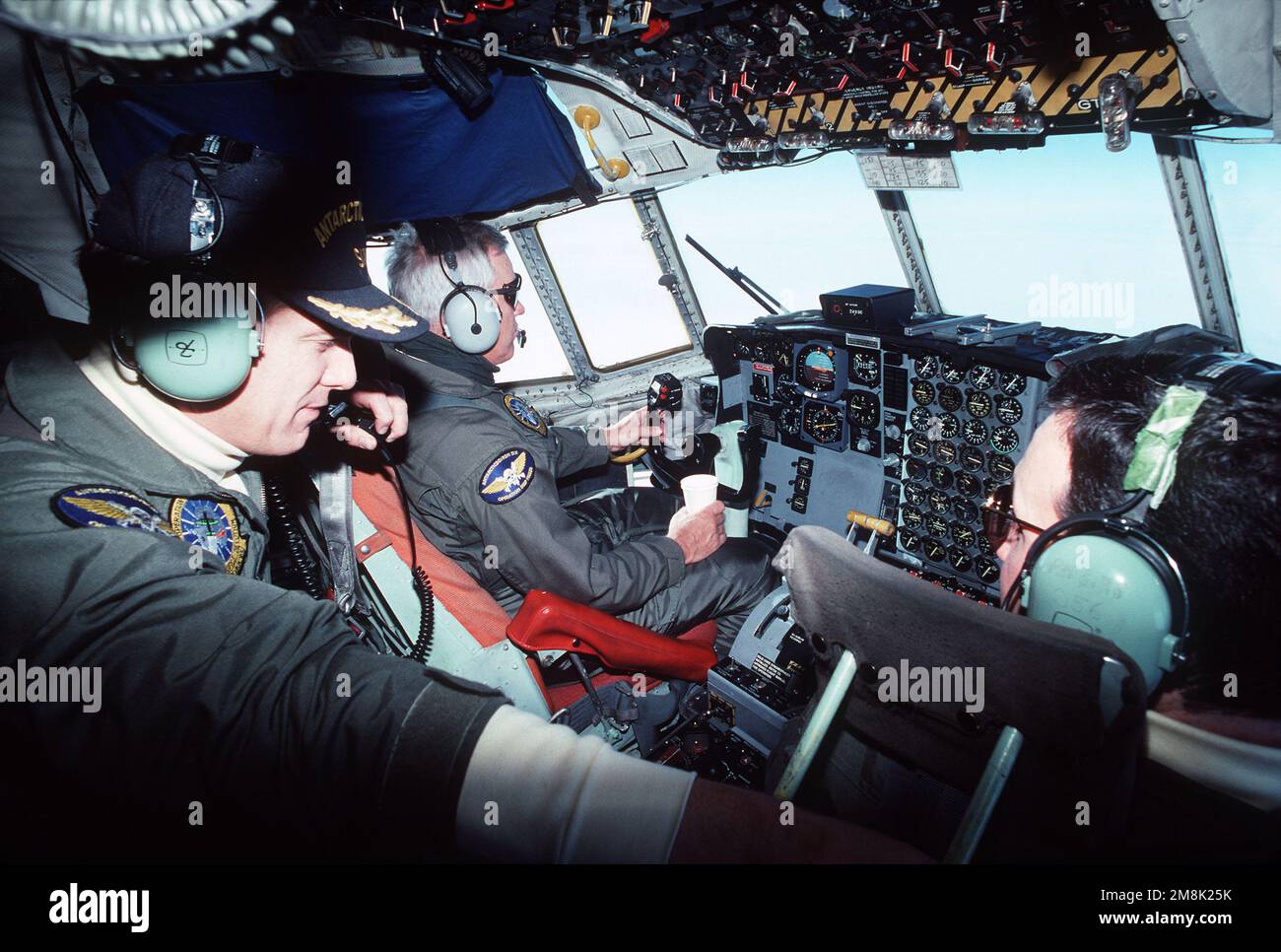 Le vice-amiral Robert J. Spane, commandant de la Naval Air Force, US ...
