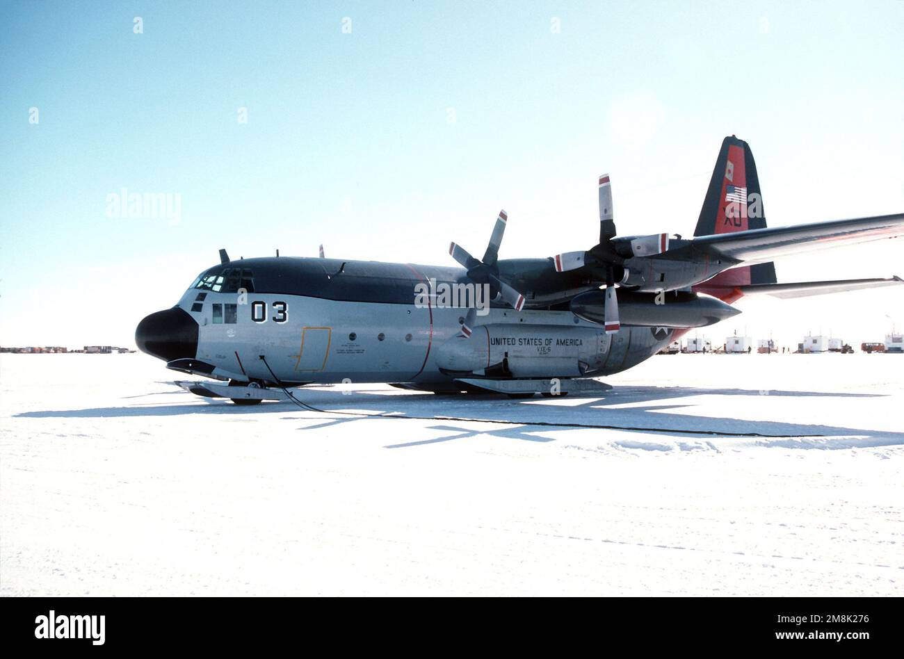 Vue avant gauche d'un avion C-130T Hercules de l'escadron de ...