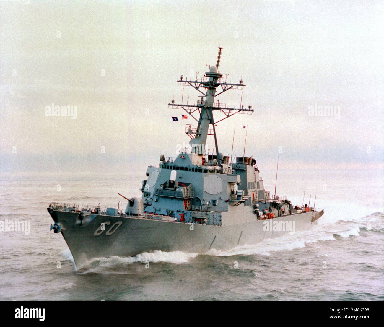 Une vue de l'avant-port du destroyer de missile guidé USS PAUL HAMILTON ...