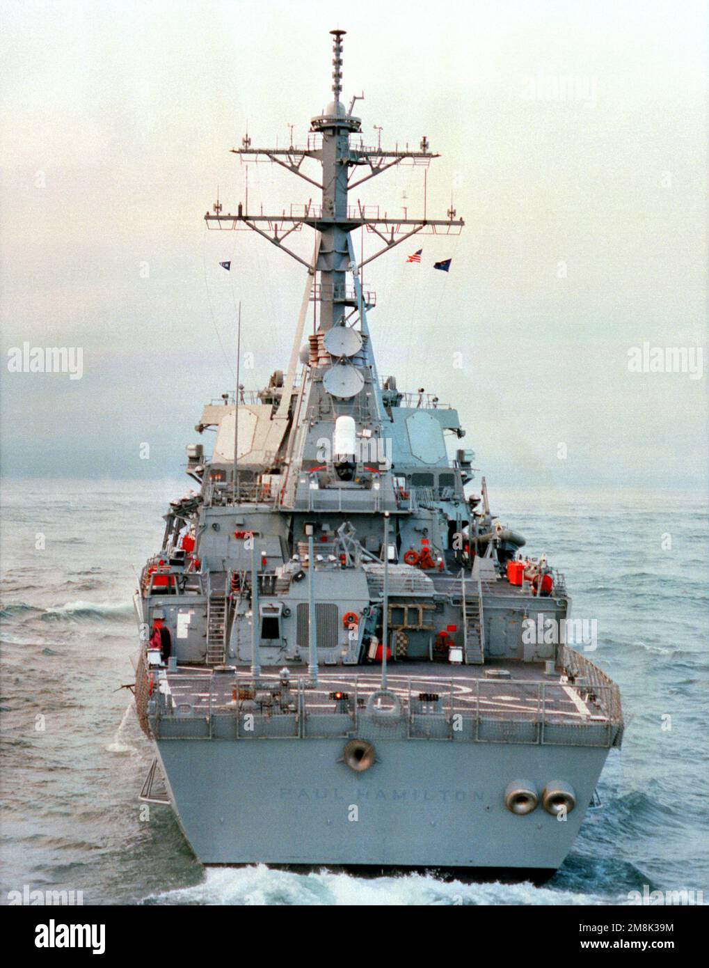 Une vue d'ensemble du destroyer de missile guidé USS PAUL HAMILTON (DDG ...