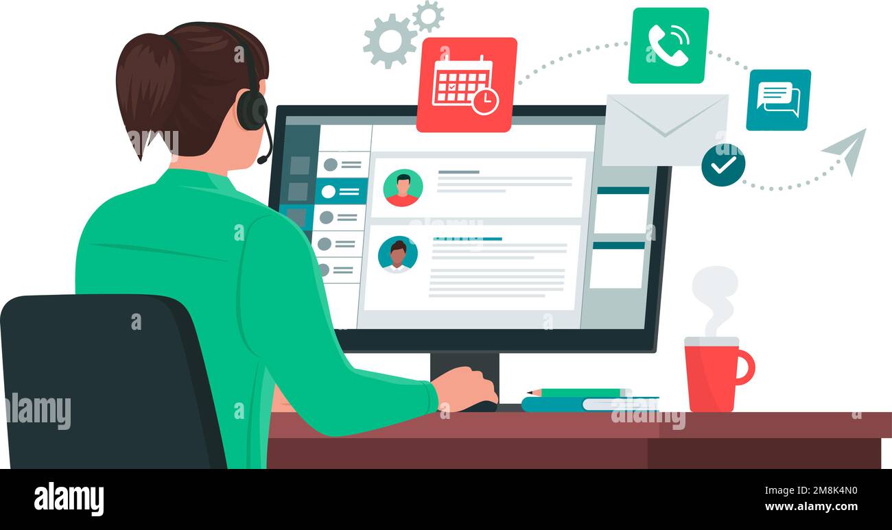 Assistante virtuelle professionnelle assise au bureau et travaillant avec l'ordinateur : elle ...