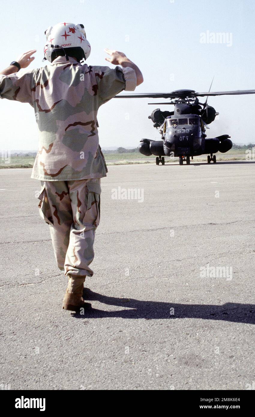 A ÉTATS-UNIS L'hélicoptère Marine CH-53E Sea Stallion est dirigé vers ...