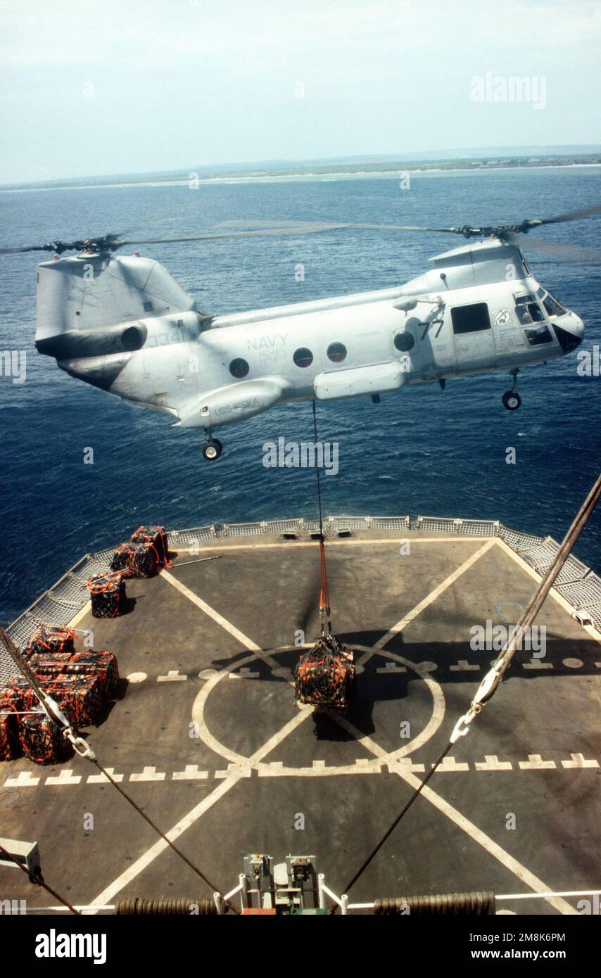 Opération UNITED SHIELD. Un hélicoptère Sea Knight CH-46 de la Marine ...