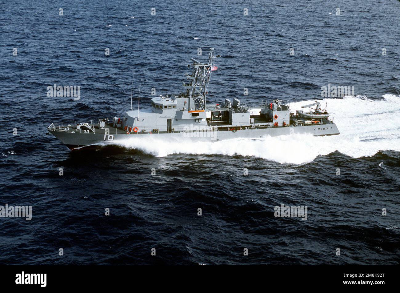 Une vue de l'avant-port du bateau de patrouille côtière USS FIREBOLT ...