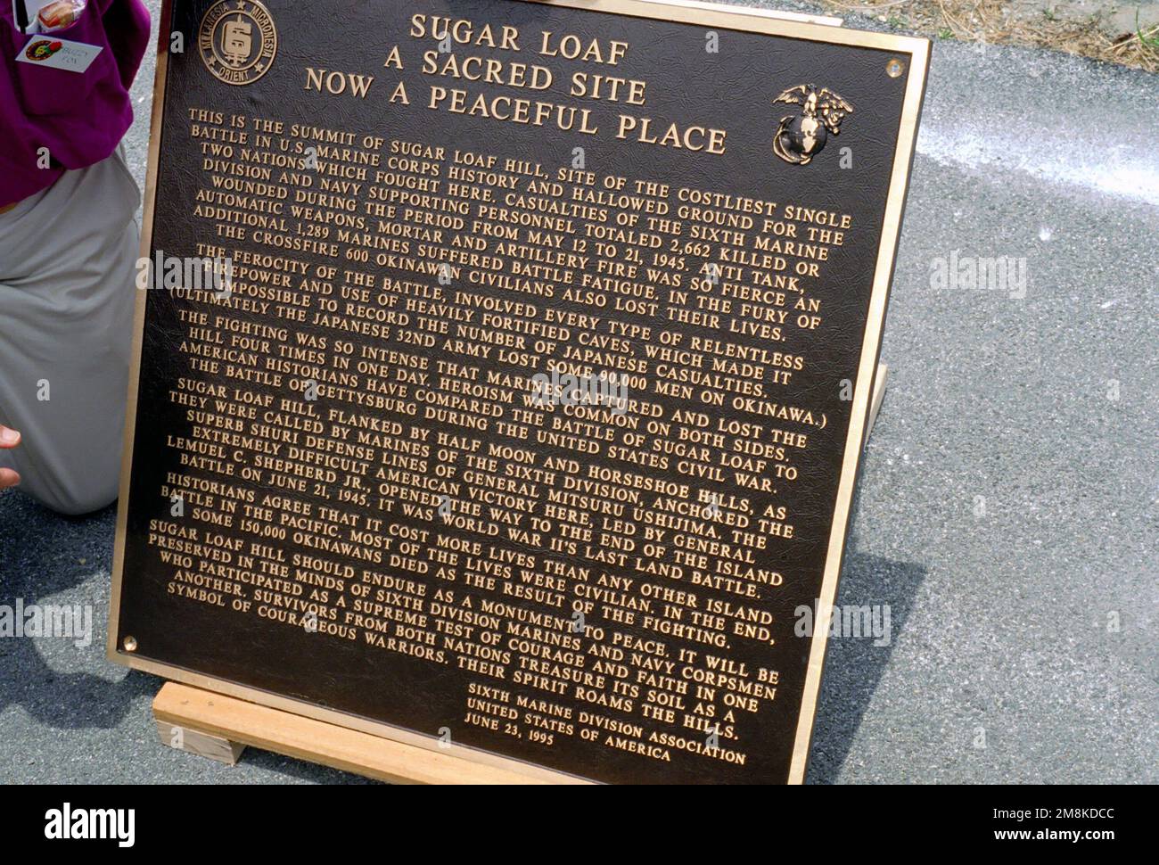 La plaque de la sixième Division Marines du Camp S. D. Butler ...